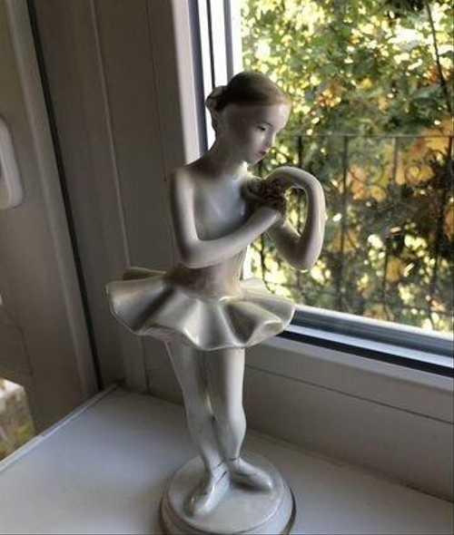 Фарфоровоя статуэтка Балерина с цветком Вербилки