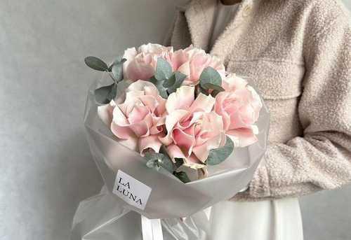 5 нежно-розовых французских роз с эвкалиптом