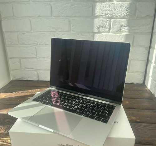 MacBook Pro 13inch 2018 i5 2.30Ghz/ssd256/ram8