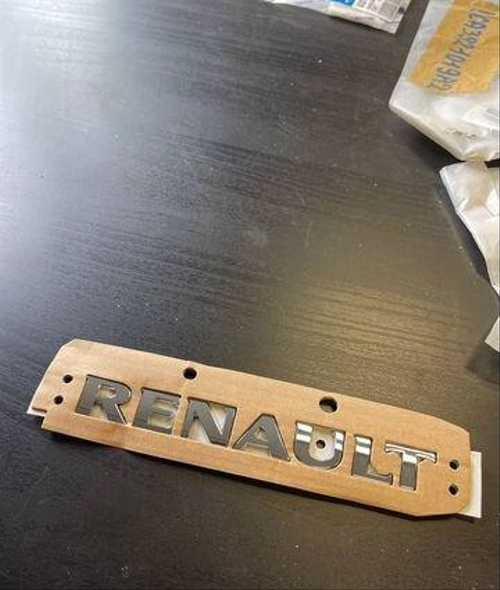 Эмблема крышки багажника Renault