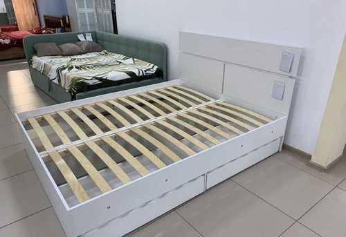Кровать двухспальная белая с латами в наличии
