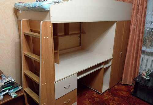 Кровать со встроенными шкафами и письменным столом