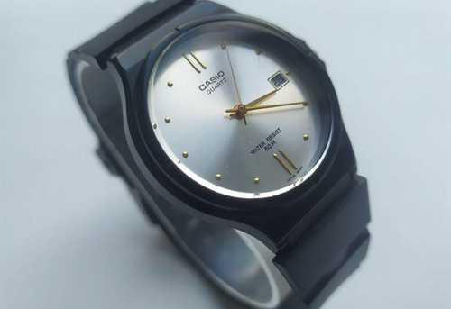 Часы электронные Casio MW-60-нач 90-х с окном даты