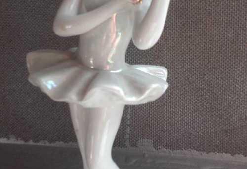 Статуэтка "Юная балерина с цветком"