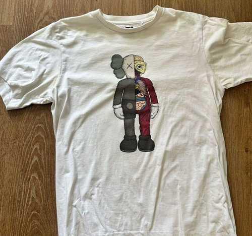 Футболка uniqlo kaws