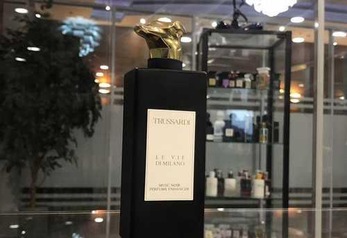 Отливант Trussardi Le Vie De Milano Musk Noir