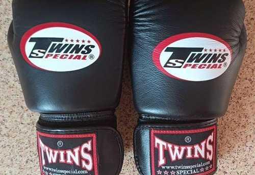 Боксерские перчатки twins 10 oz