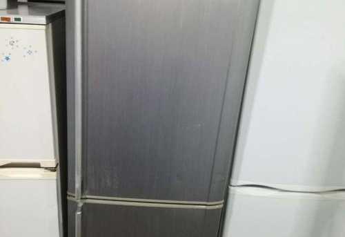 Холодильник двухкамерный Samsung стального цвета