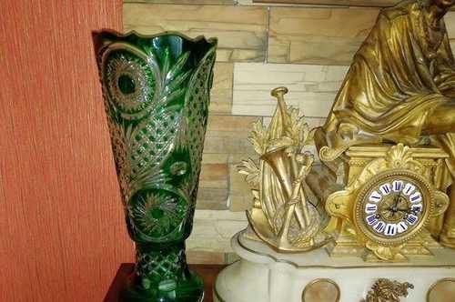 Зеленая хрустальная ваза цветной хрусталь