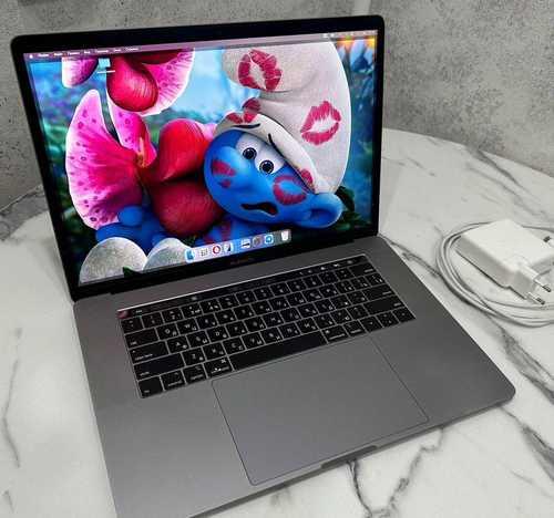 MacBook Pro 15 (2018), 256 ГБ, Core i7, 2.2 ГГц, RAM 16 ГБ, AMD Radeon Pro 555X 4 ГБ
