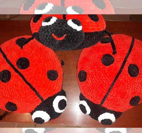 Подушка Божья коровка из плюшевой пряжи