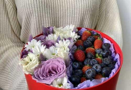 Нежный набор со вкусными ягодками и цветами