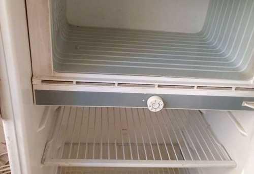 Холодильник старый