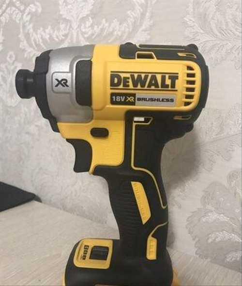 Импульсный ударный винтоверт DeWalt DCF887