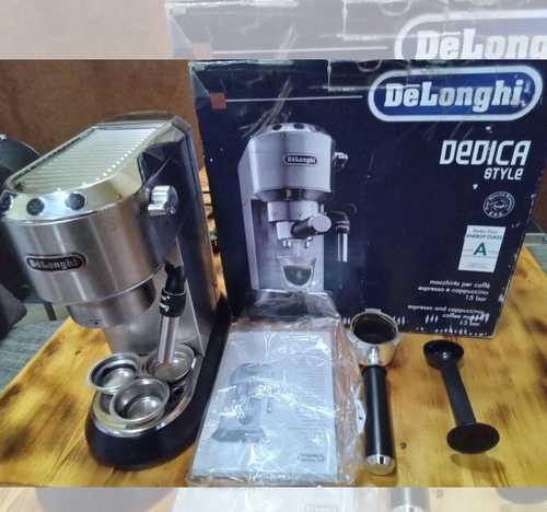 Кофеварка рожковая Delonghi ec 685 Dedica