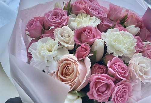Сборный букет с тюльпанами и розами
