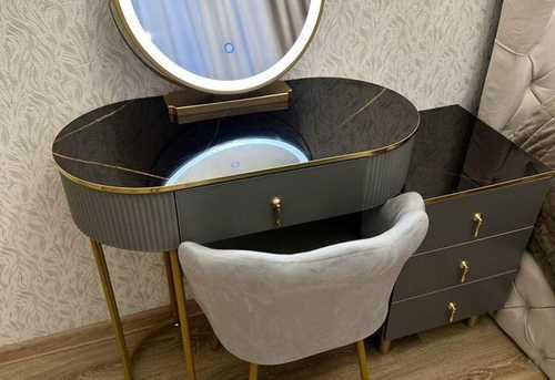 Туалетный столик с зеркалом в отличном состоянии