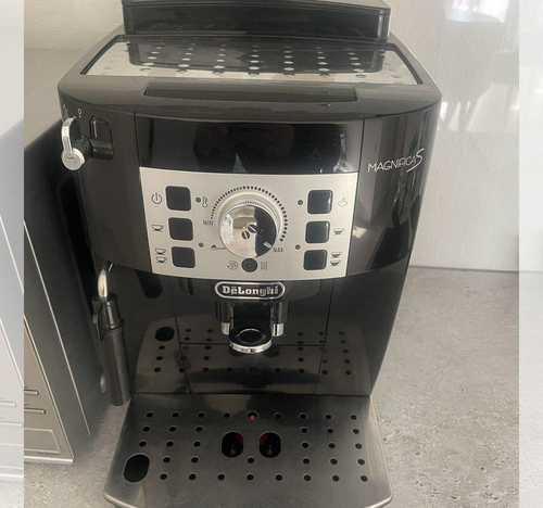 Кофемашина delonghi magnifica s