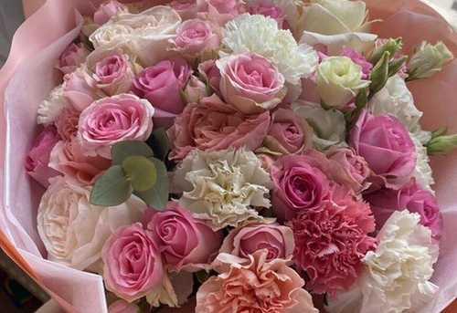 Букет цветов с розами