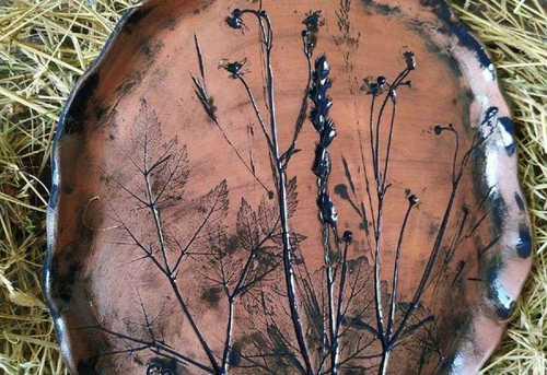 Глиняная тарелка с оттиском трав