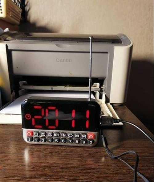 Радио часы будильник на рабочем месте