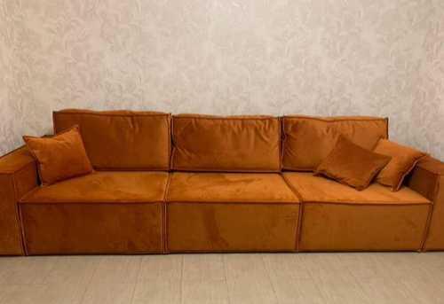 Яркий пружинный диван