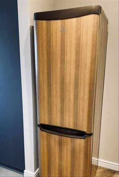 Холодильник Indesit коричневый