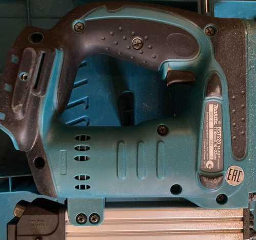 Аккумуляторный скобосшиватель Makita BST220RFE