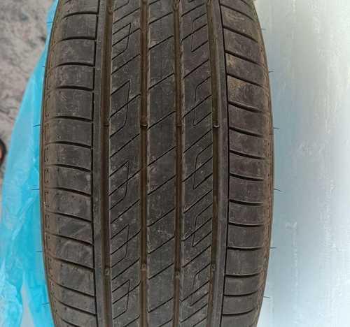 Kumho Solus HS63 215/60 R17 96H