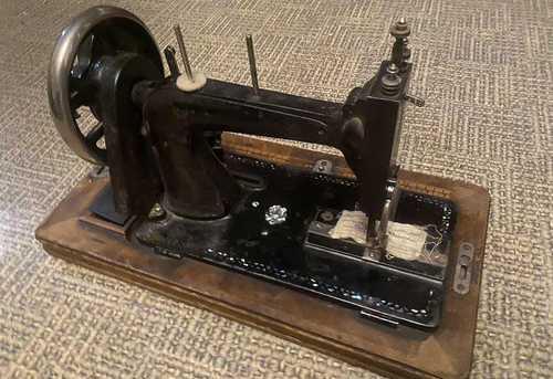 Антикварная швейная машинка Sсhutz-Marke