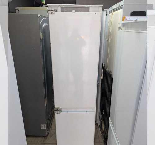 Холодильник встраиваемый Whirlpool No Frost