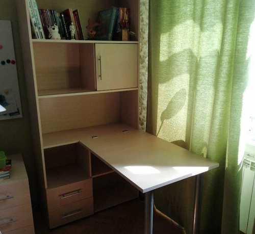Шкаф и стол для школьника - школьный уголок