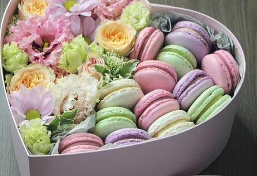 Цветы в коробке с пирожными макарон, сладостями