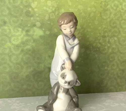 Фарфоровая статуэтка Lladro мальчик с пандой