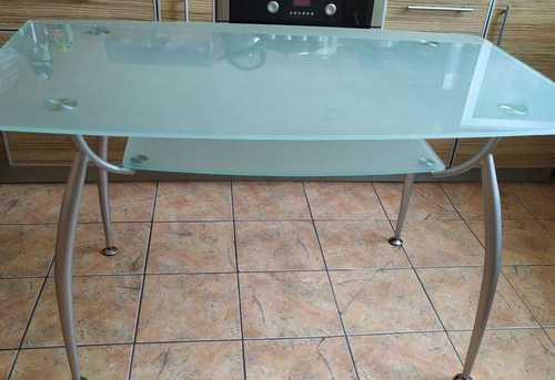 Кухонный стол стеклянный прямоугольный