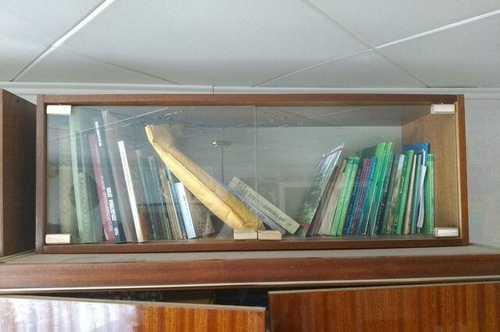 Книжные полки со стеклянными дверцами
