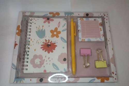 Подарочный набор :блокнот,ручка,записные листики