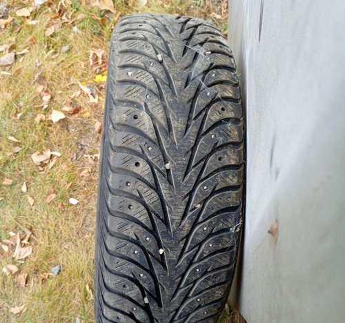 Yokohama IceGuard Stud IG65 215/65 R16