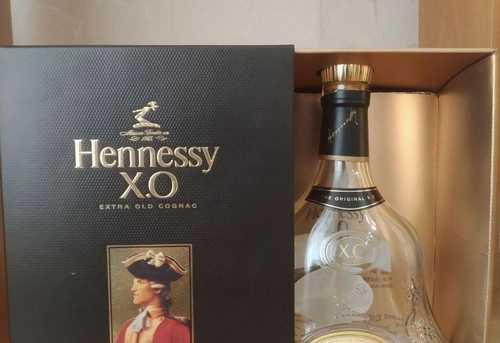 Пустая бутылка от коньяка Hennessy XO