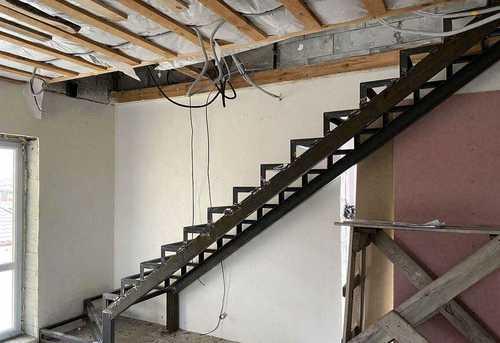 Лестница на металлокаркасе на второй этаж