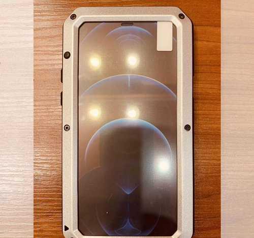 Чехол на iPhone 12