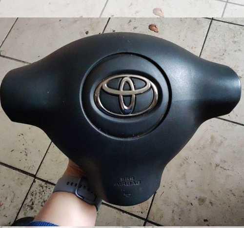 Подушка безопасности водителя Toyota Vitz