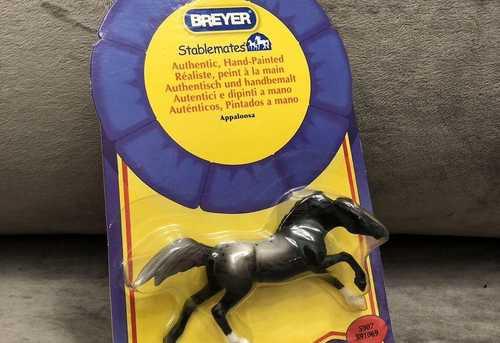 Фигурка лошади breyer 1:32