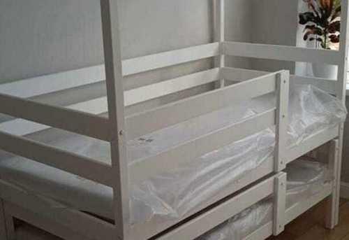 Выдвижная детская кровать в виде деревянного домик