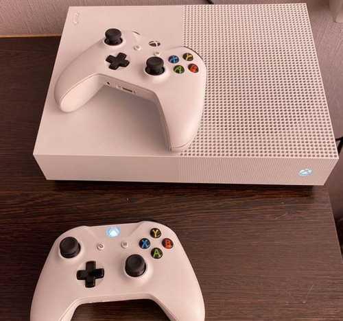 Xbox One s 1tb с играми с 2 геймпадоми