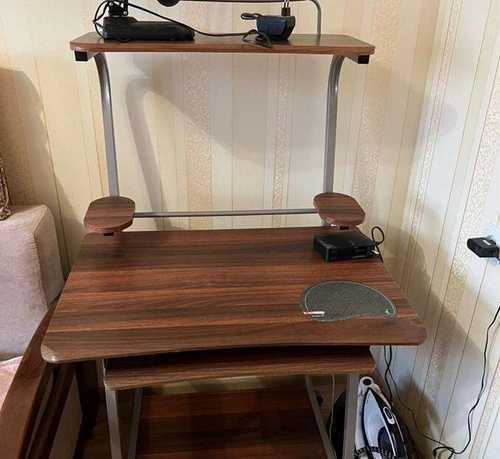 Компьютерный стол и настольная лампа