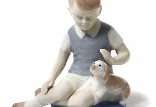 Фарфоровая фигура Мальчик с щенком. Karl Schneider