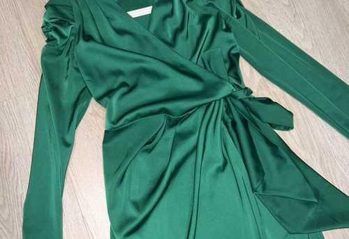 Атласное зеленое платье на запахе