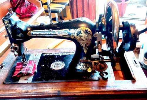 Антикварная ручная швейная машинка
