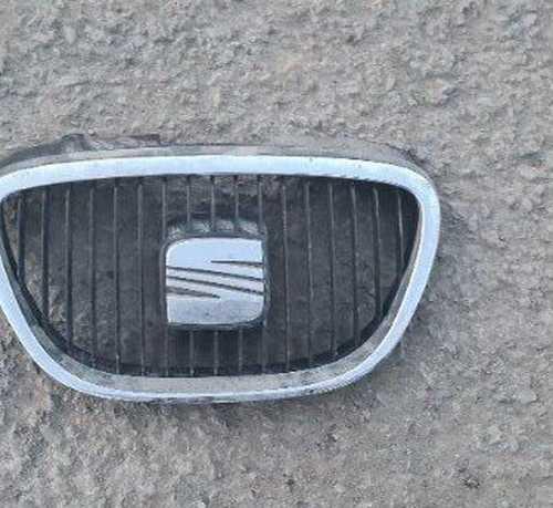 Решетка радиатора передняя Seat Leon 1P1 2005-2012